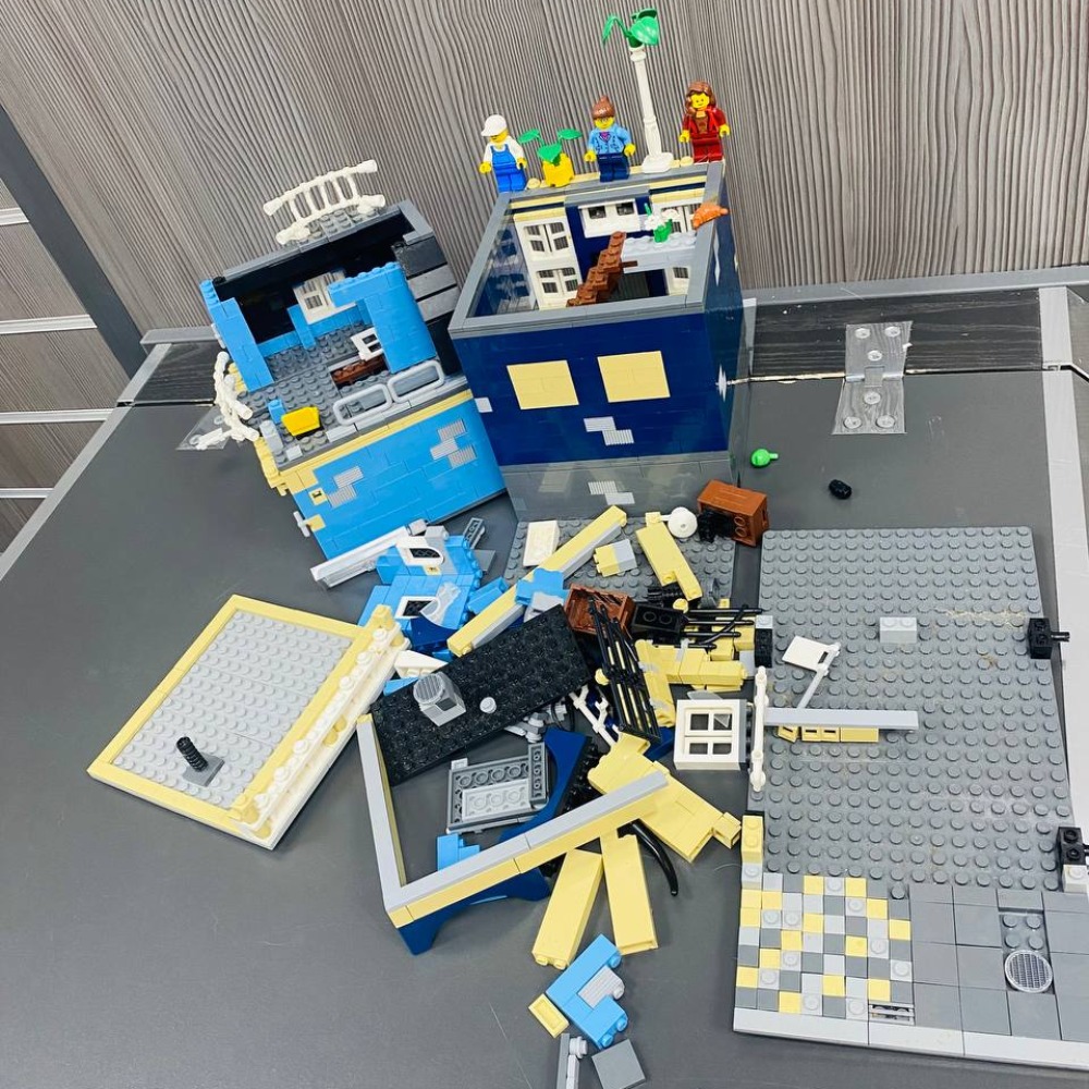 Pre-owned LEGO Market Street Set 10190 Modular Building - Own4Less